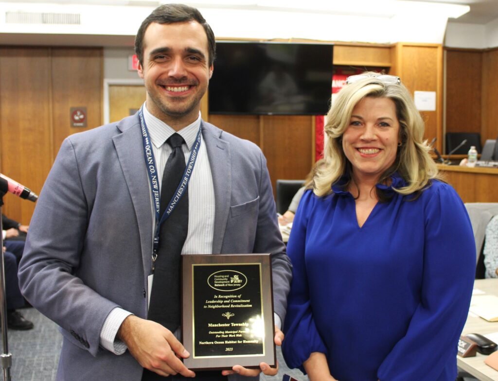 Mayor Arace and Township Council Accept Housing Award – Manchester Township